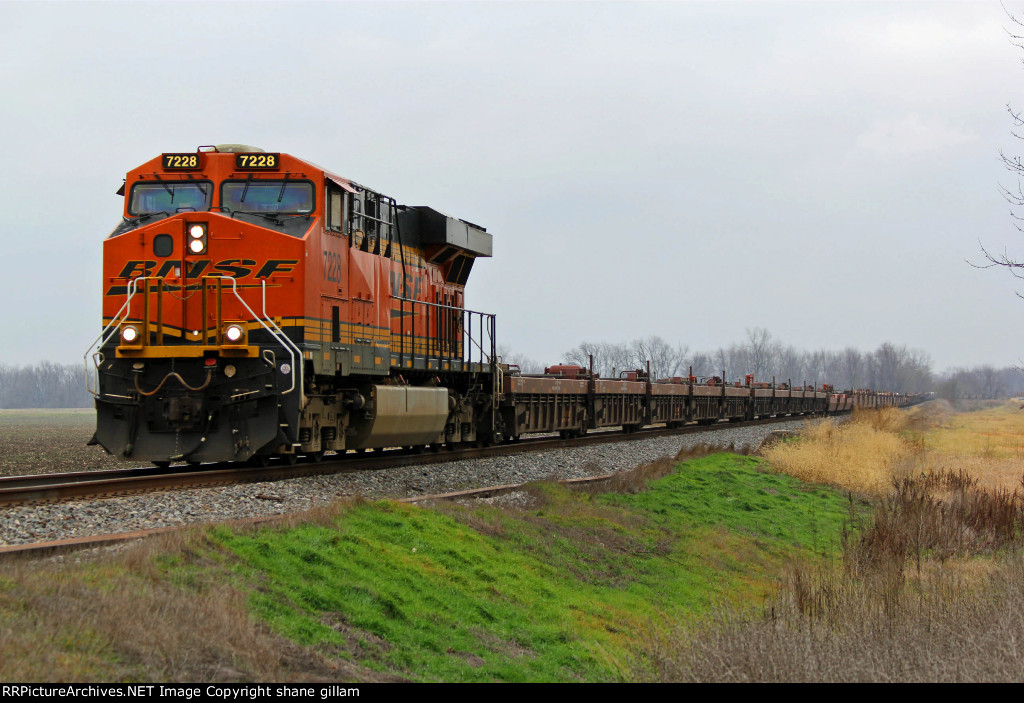 BNSF 7228 Heads an empty bare table Nb.